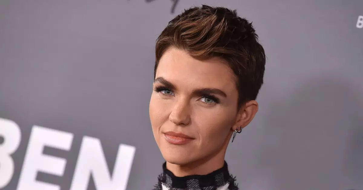 Ruby Rose Diet Secrets: Yuav Ua Li Cas Nws Txaus Siab Rau Burger Craving