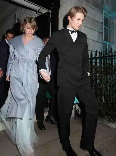 Taylor Swift u Joe Alwyn Holding Hands