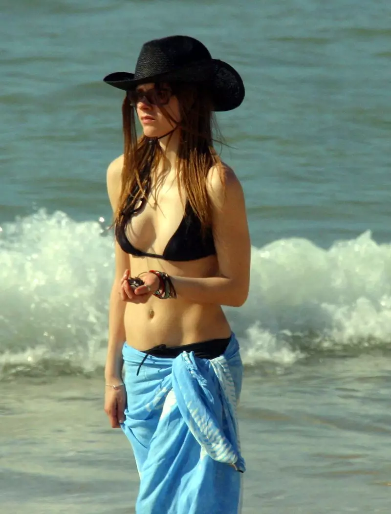 Nieskomplikowany! Zobacz najseksowniejsze zdjęcia bikini i kostiumów kąpielowych Avril Lavigne na przestrzeni lat
