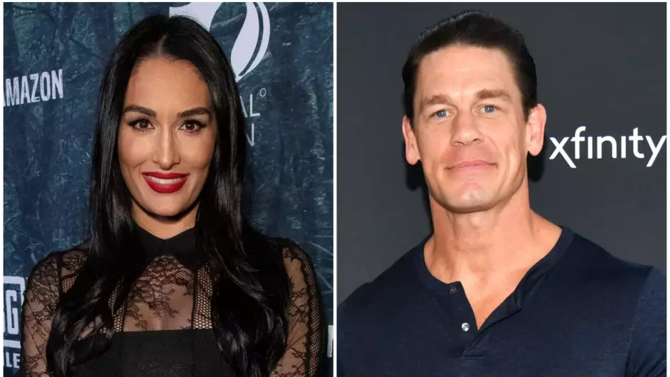 Nikki Bella cười rạng rỡ trong chiếc váy ren đen và son môi đỏ trong hình ảnh chia rẽ cùng John Cena trong chiếc áo sơ mi màu xanh Henley