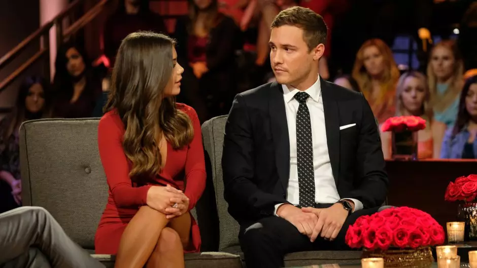 Bachelor Hannah Ann Sluss nọ ọdụ na uwe Red Bodycon na-ele Ex Peter Weber na Black Suit.