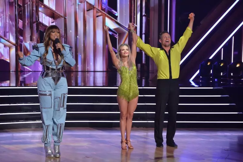 Wie ging naar huis op Dancing With the Stars Week 7TYRA BANKS, WITNEY CARSON, THE MIZ