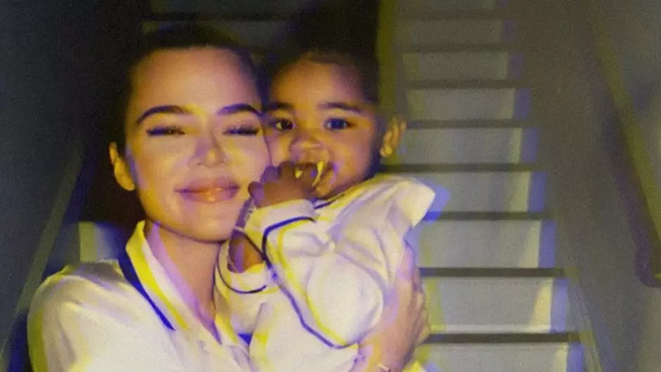 Khloe Kardashian stiska hčerko True Thompson v ujemajoči se beli svileni pižami