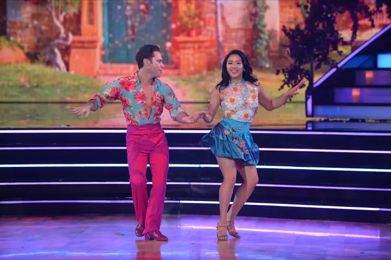 Sunisa Lee dançando com as estrelas DWTS Costumes Disney Week