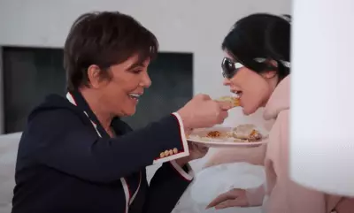 Kris Jenner toidab voodis Kylie Jenneri tacosid