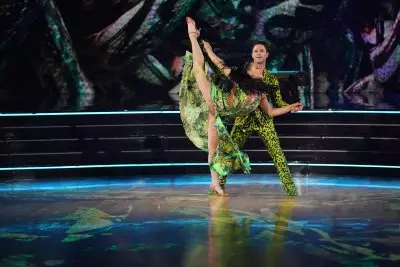 Il-Kostumi 'Dancing With the Stars' ta' Suni Lee Kull Ġimgħa: Ritratti tal-Ħwejjeġ tal-Olympian