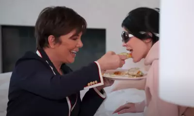 Kris Jenner nourrit Kylie Jenner Tacos au lit