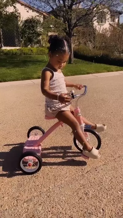 Otitọ Thompson Riding a Pink Tricycle