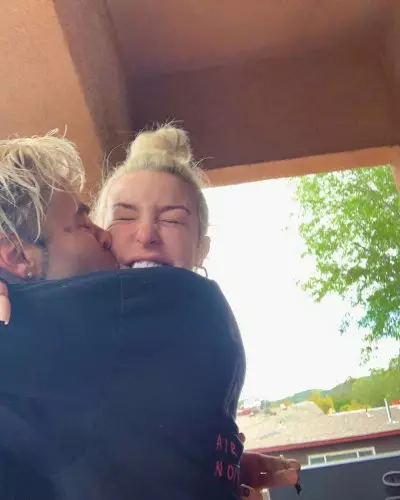 mod-sun-tana-mongeau-pda-kissing-without-you