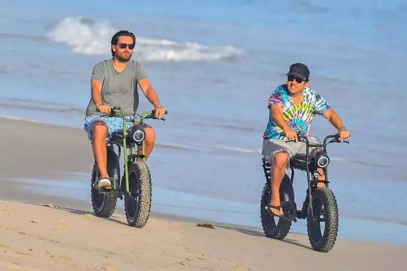 sofia-richie-scott-disick-malibu-beach-hershula-karantene