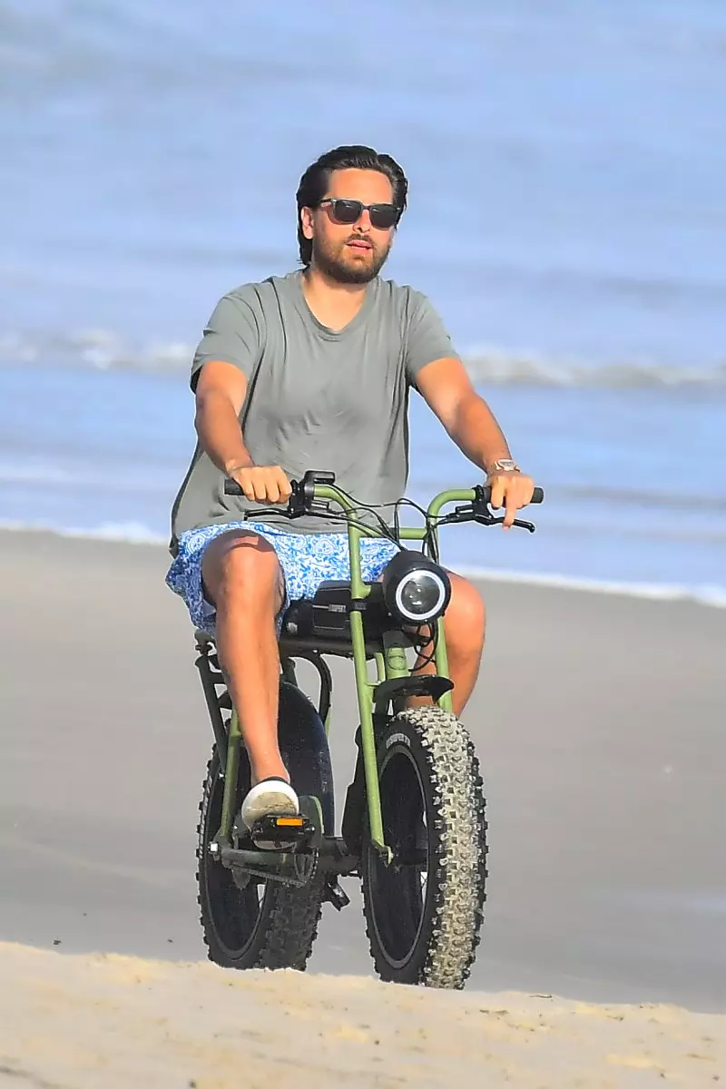 sofia-richie-scott-disick-malibu-beach-hershula-quarantine