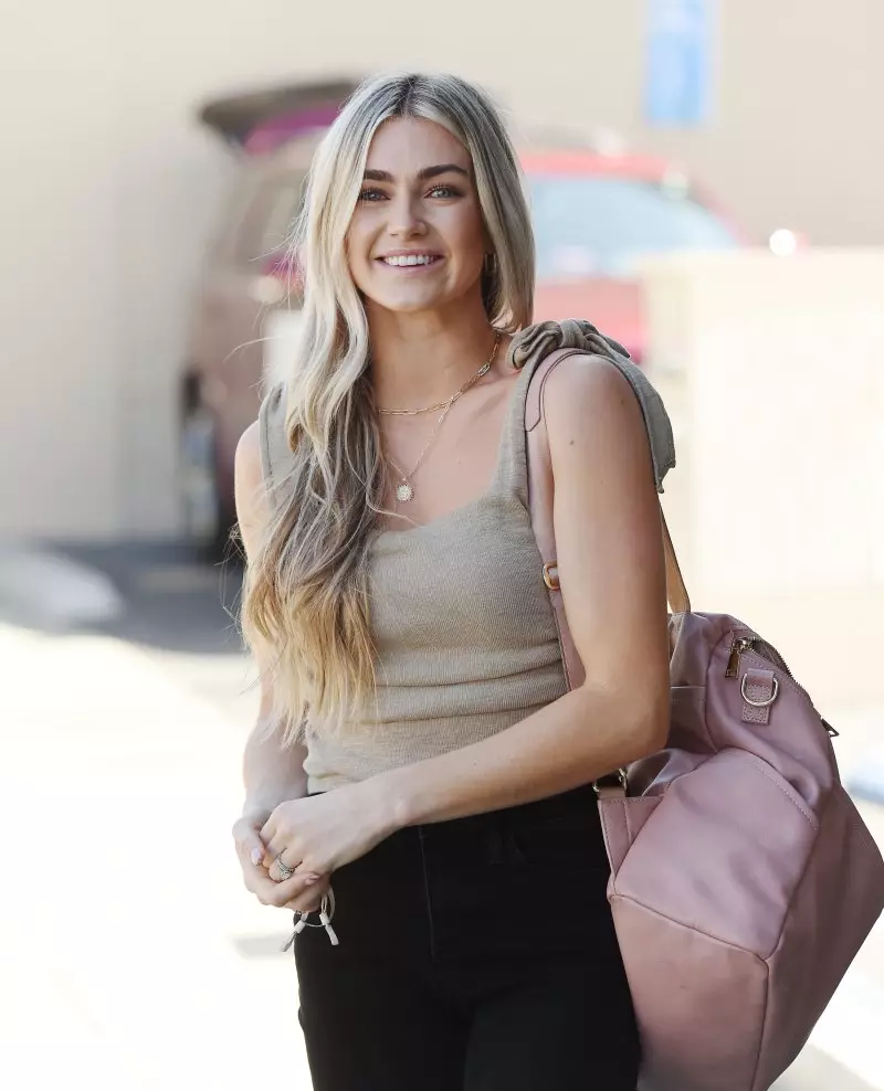 'Dancing With the Stars'-professionelle, der har talt om plastikkirurgi Lindsay Arnold