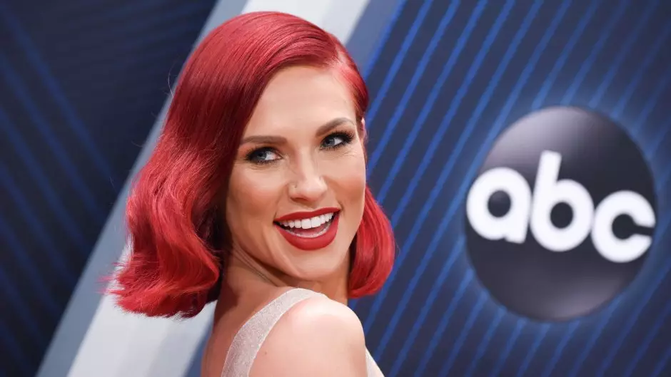 Gwerth Net Sharna Burgess: Sut Mae'r 'DWTS' Pro yn Gwneud Arian