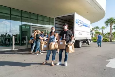 Chris Radomski, Gabrielle Anwar en Shareef Malnik bezorgen gastronomische maaltijden aan Miami Medical Workers