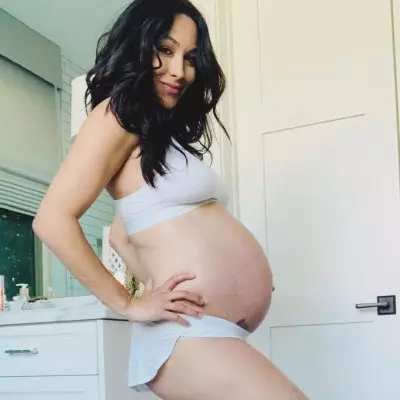 Brie Bella mostra baby Bump em sutiã branco e calcinha