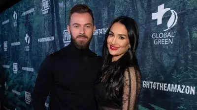 Nikki Bella Nişanlısı Artem Çiqvintsevlə Qara libasda və Qırmızı Pomadada Gülümsəyir