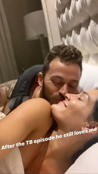 Nikki Bella turmush o'rtog'i Artem Chigvintsev bilan to'shakda yalang'och yotdi va Total Bellas jangidan keyin ham uni sevishini aytdi