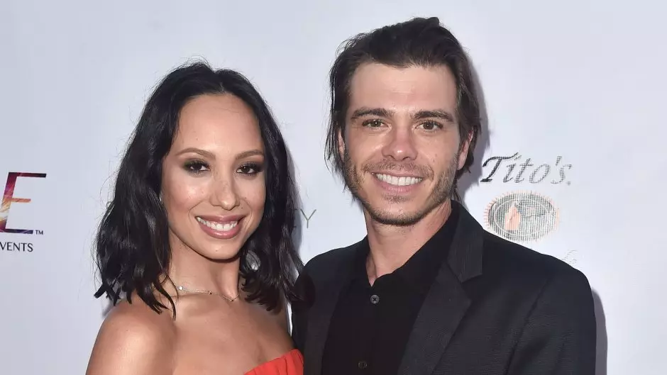 Cheryl Burke iført en rød kjole med Matthew Lawrence i sort