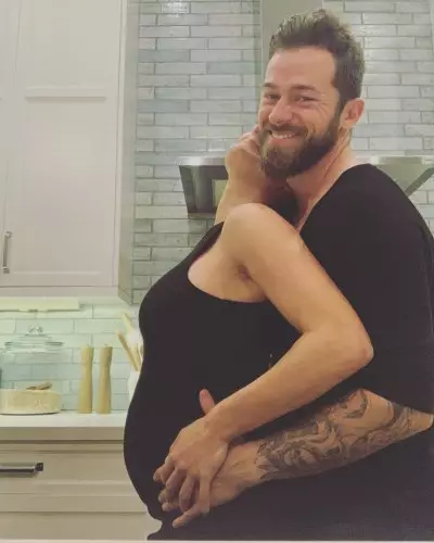 Nikki Bella lacht met verloofde Artems armen om haar babybuil