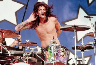 Hedonismo legendarioa Reelz musika serieen profilak Tommy Lee rockeroa