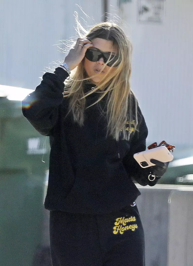 Sofia Richie dia nandeha an-tongotra niaraka tamin'ny namany nanaraka an'i Scott Disick nandao ny Rehab