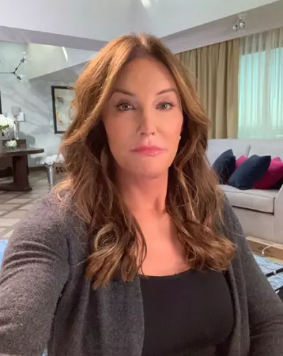 Caitlyn Jenner szelfit készít