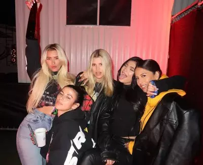 Sofia Richie, Kylie Jenner, Stassie Karanikolaou, Victoria Villarroel u Yris Palmer fl-Astroworld Festival ta’ Travis Scott fi Houston