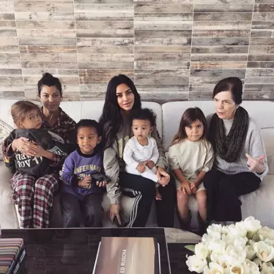 Kim e Kourtney Kardashian con i bambini