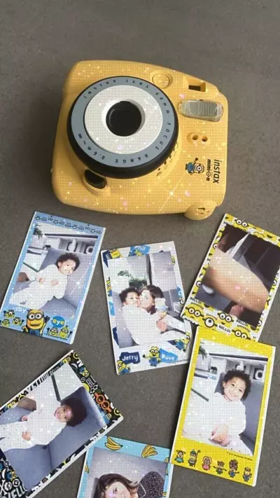 Kylie Jenner-ek Polaroidak hartu ditu Stormi Webster alabarekin, Despicable Me Polaroid kamerarekin