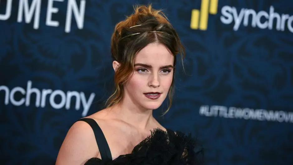 Emma Watson Little Women Premyerasında Qara Fırfırlı xalat və Saçlarını Yığır