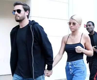 Scott Disick Gvidante Sofia Richie per la Mano