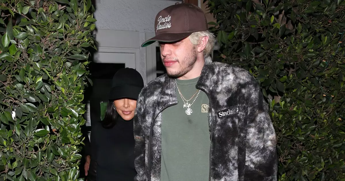 Kim Kardashian, Pete Davidson hôn đắm đuối tại sân bay