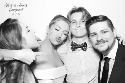 Stassi Schroeder ak frè Nikolai poze nan foto Booth maryaj