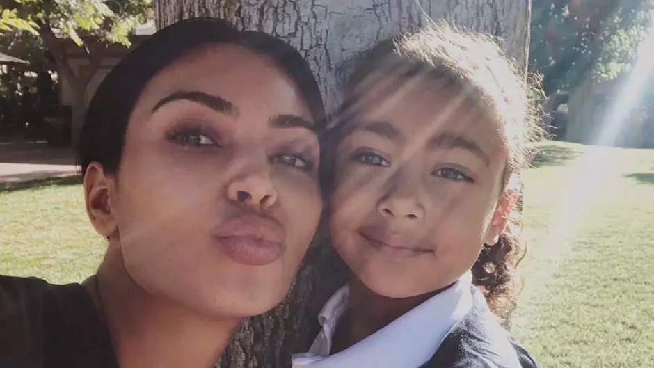 Kim Kardashian se emociona com filha 'criativa' em homenagem de aniversário