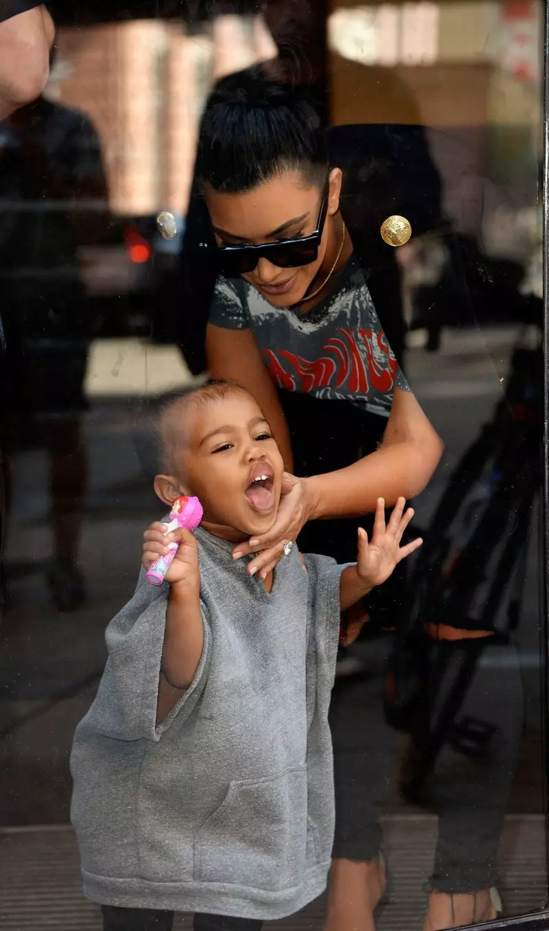 Kim Kardashian과 North West 외출, 미국 뉴욕 2015년 9월 7일