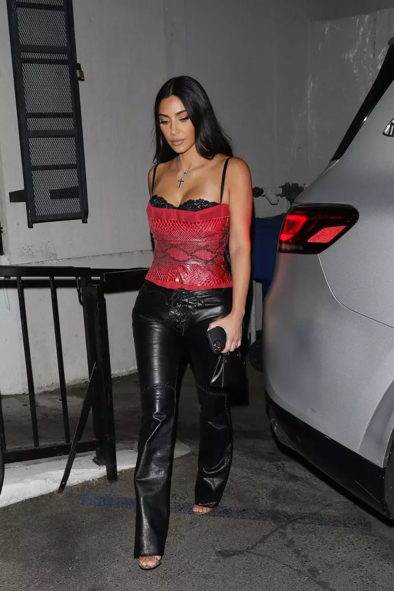 Kim Kardashian meest sexy looks sinds Kanye echtscheiding rode top leren broek