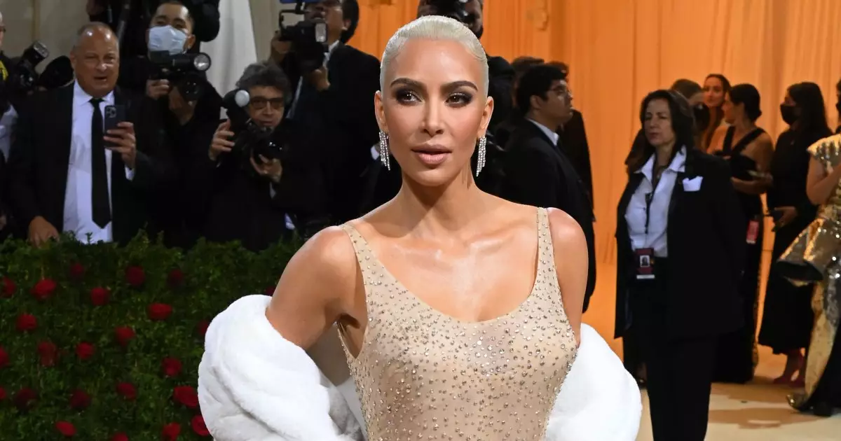 Kim Kardashian ilma meigita, filter: näitab loomulikku nahatekstuuri