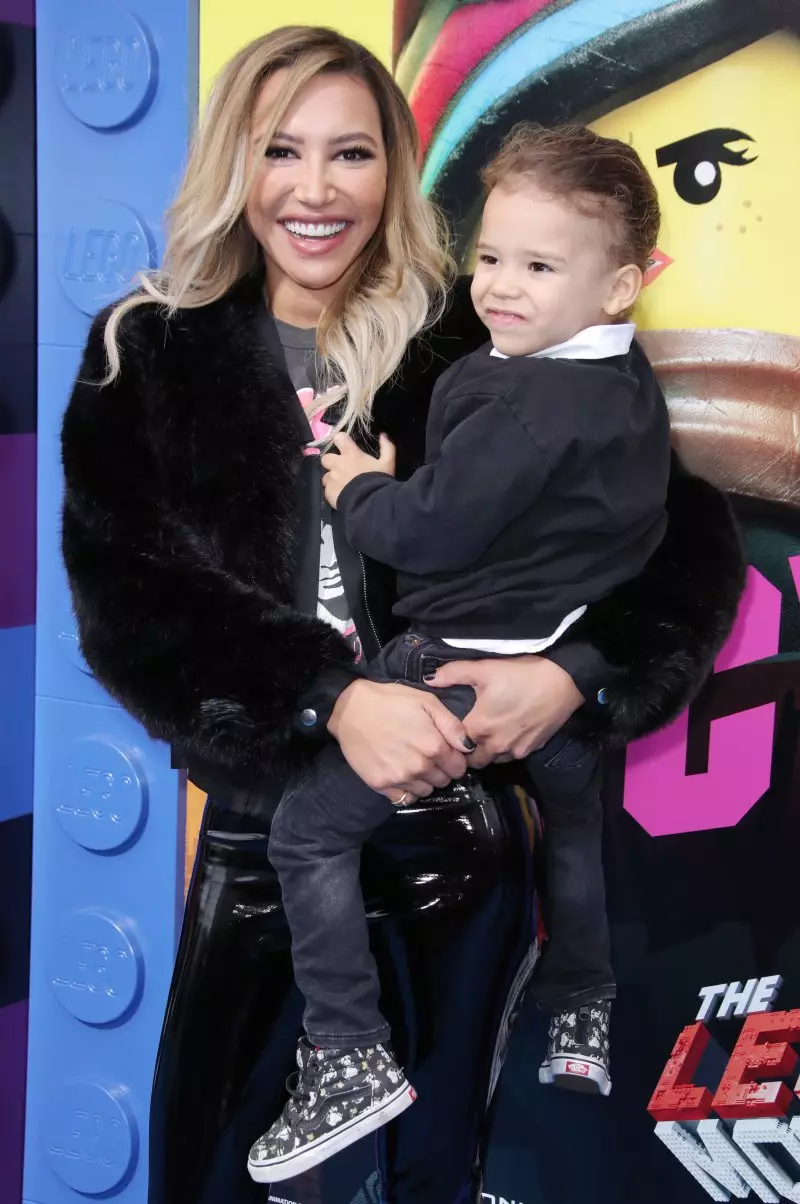 Naya Rivera somriu amb Son Josey a l'estrena de la pel·lícula Lego