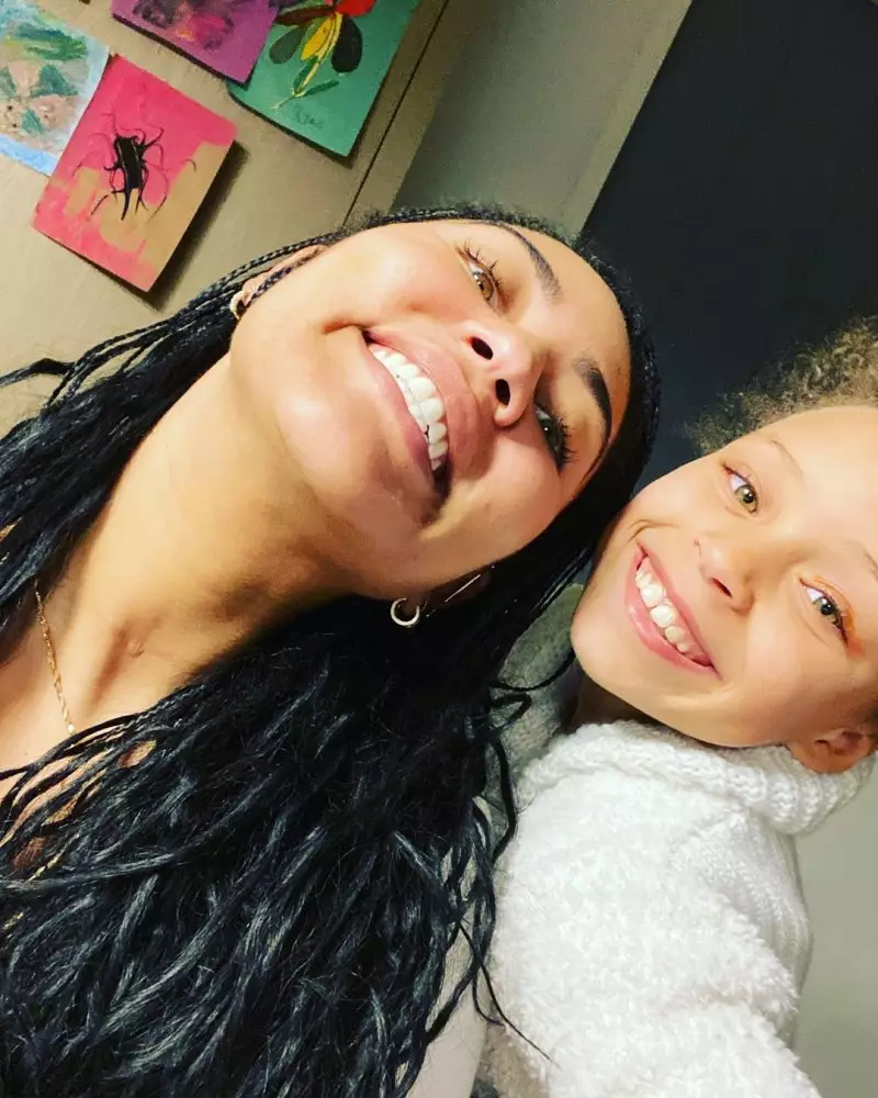 Ayesha Curry ve Riley Curry Birlikte Gülümsüyor