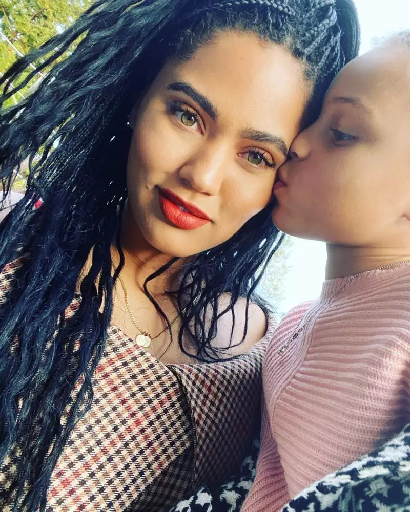 Ayesha Curry og datteren Riley kysser