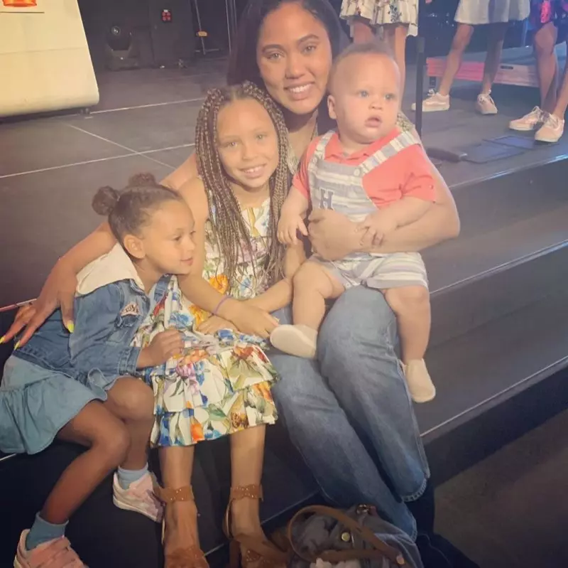 Ayesha Curry Ridetas kun Infanoj Riley Ryan kaj Kanono