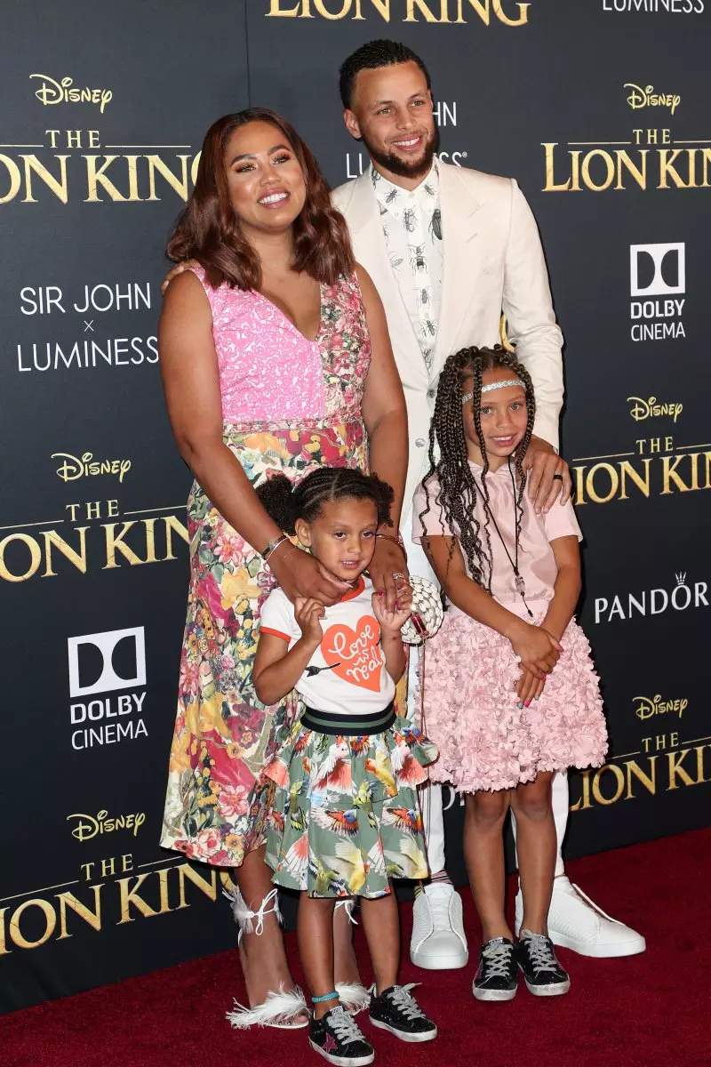 Stephen kaj Ayesha Curry ĉe Lion King Premiere Kun Riley kaj Ryan