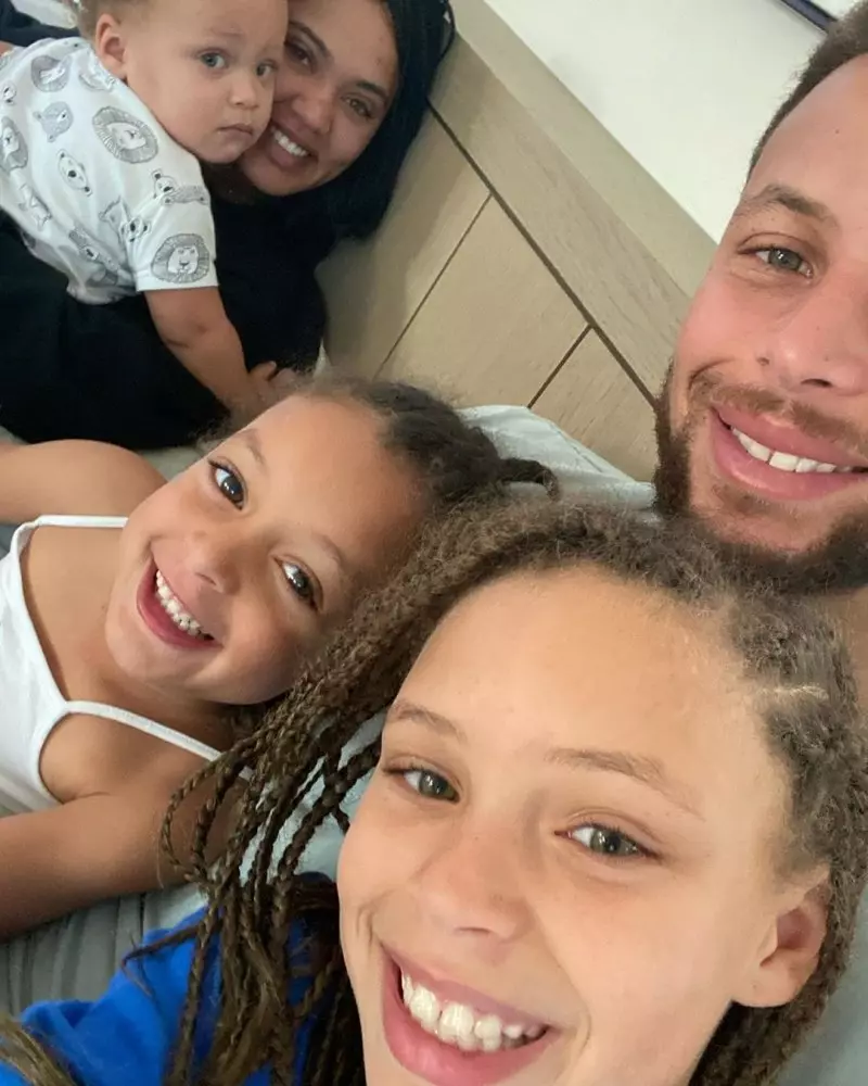 Stephen Curry Ridetas Kun Edzino Ayesha kaj Infanoj Riley Ryan kaj Kanono