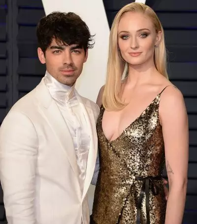 Sophie Turner și Joe Jonas se adaptează bine cu fiica Willa Sophie poartă o rochie metalizată decoltată cu Joe în smoking alb