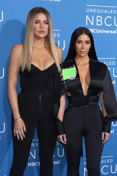 Gihangyo ni Khloe Kardashian ang mga Fans nga Magbinuotan Taliwala sa Drama ni Kim Kardashian ug Kanye West