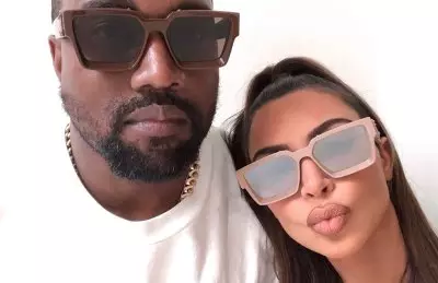 坎耶·韦斯特 (Kanye West) 和金·卡戴珊 (Kim Kardashian) 戴着相配的太阳镜自拍