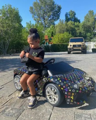 kylie-jenner-stormi-louis-vuitton-toy-moto