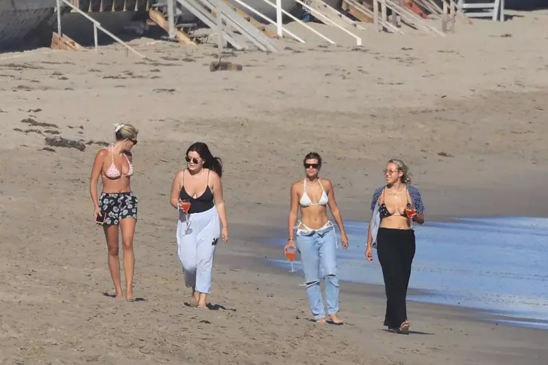 sofia-richie-bikini-body-beach-day-with-friends-agosto-2020