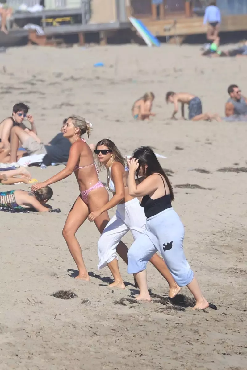 sofia-richie-bikini-body-beach-day-with-friends-august-2020