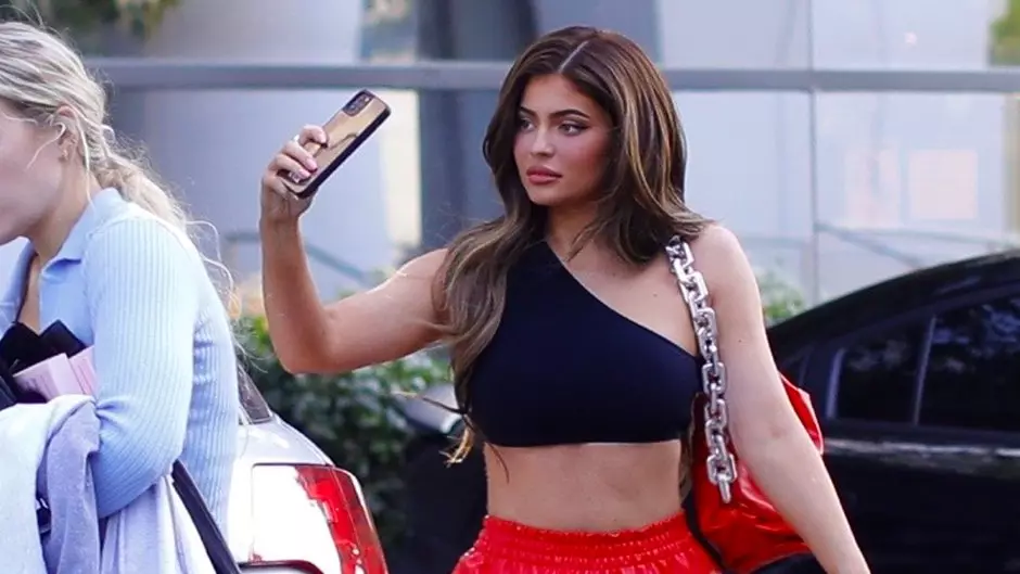 Kylie Jenner mostra abdômen de calça vermelha e top cropped preto